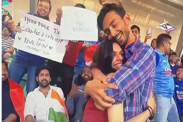 LIVE मैच के दौरान लड़के ने गर्लफ्रेंड को किया प्रपोज, अंगूठी पहनाकर किया प्यार का इजहार, देखें ...