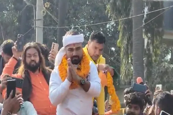 Youtuber मनीष कश्यप 9 महीने बाद जेल से आया बाहर, समर्थकों का जुटा भारी हुजूम; फूल-माला पहनाकर ...