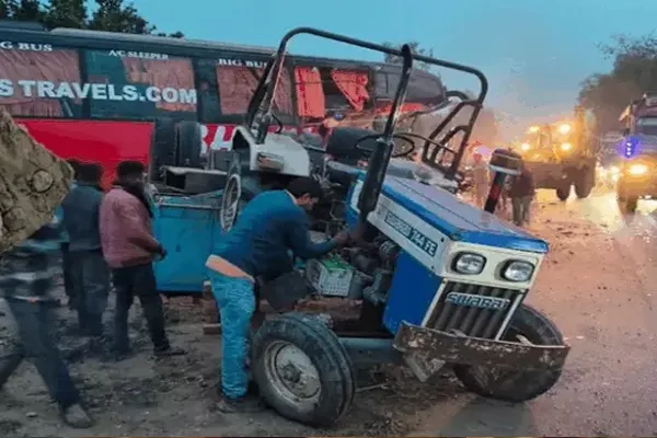 जालंधर में टूरिस्ट बस और ट्रैक्टर-ट्रॉली की टक्कर में ड्राइवर समेत 4 लोगों की मौत, 9 घायल ...