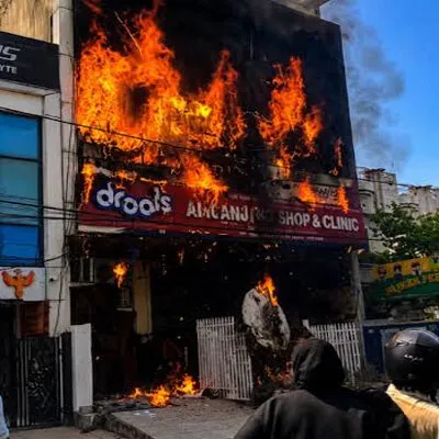 लखनऊ के कोचिंग सेंटर में भड़की भीषण आग, जान बचाने के लिए बिल्डिंग से ...